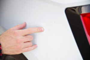 Auto Kratzer entfernen: So reparierst du Lackschäden selbst